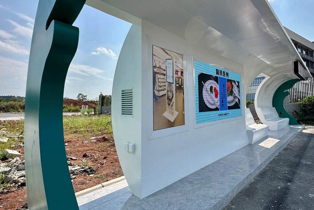 Digital Signage from faytech® in outdoor areas - PYRAMID